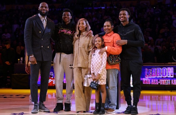 GOAT！餐廳安排山羊入場賀LBJ - Now Sports